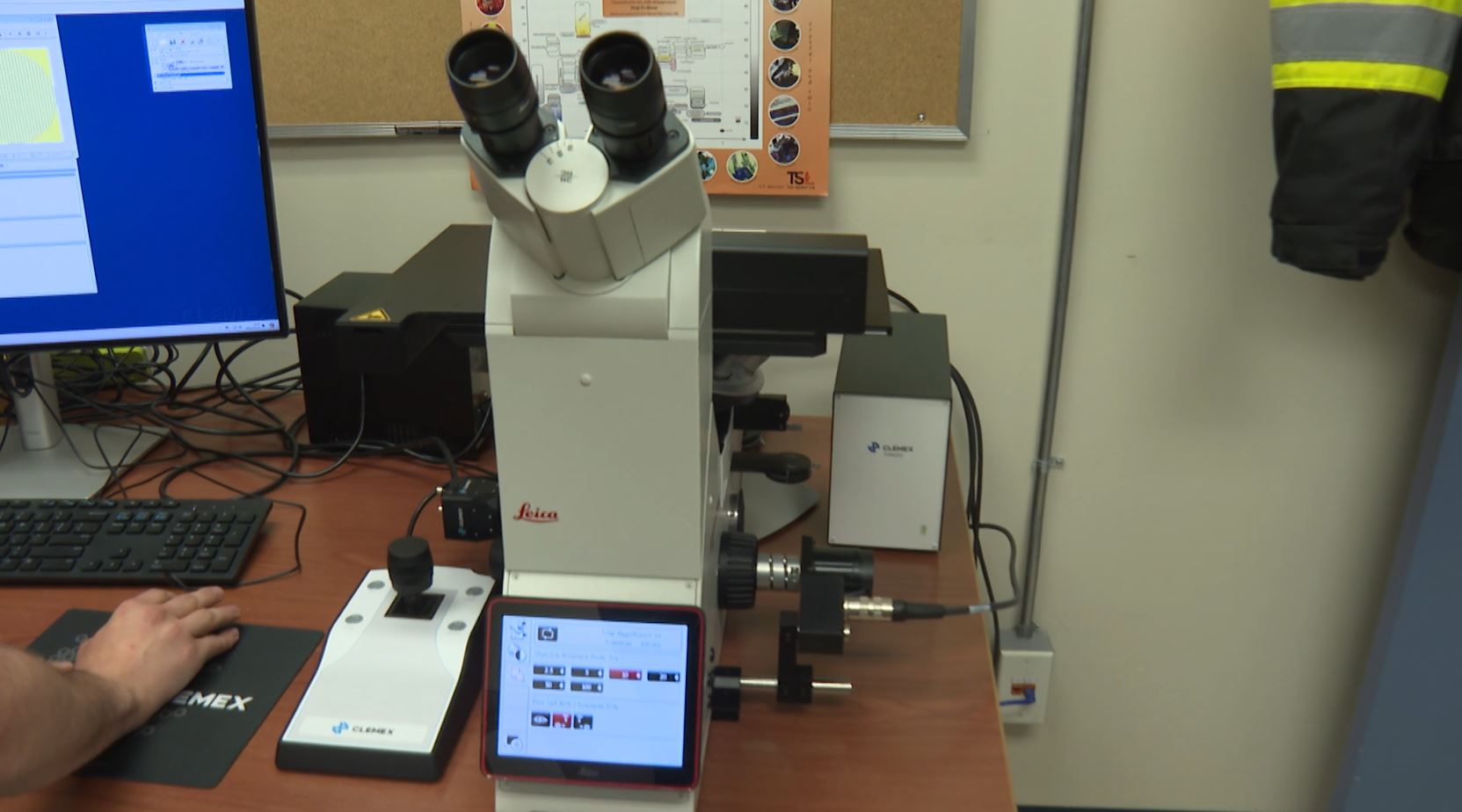 Agnico Eagle : Présentation du nouveau microscope optique - Noovo ...